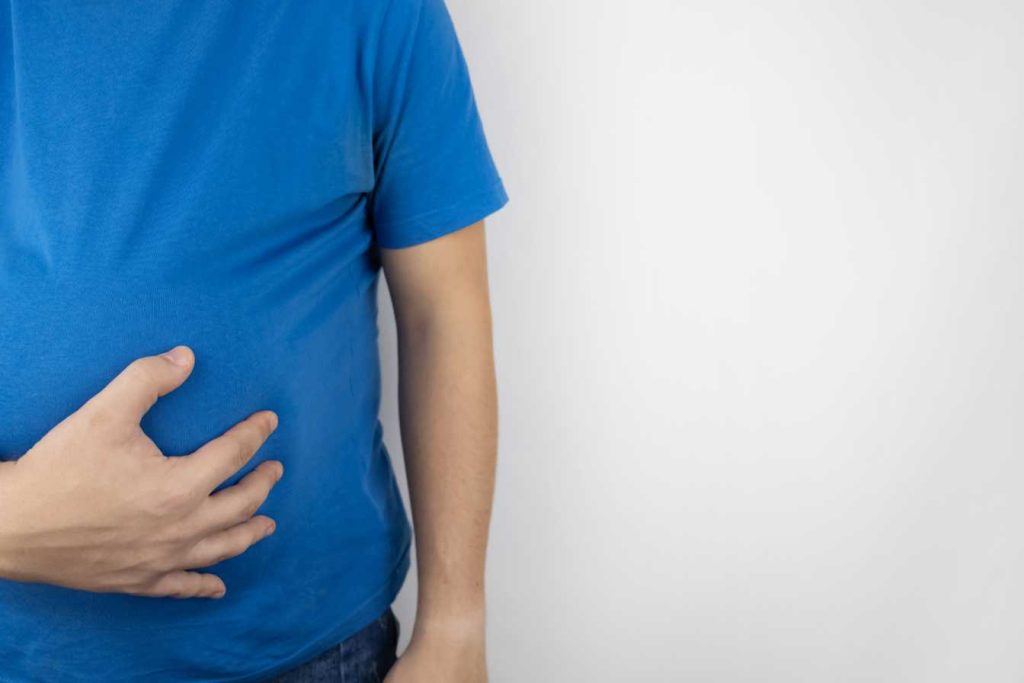 Ventre gonflé sous la poitrine chez la femme : causes, solutions et ...